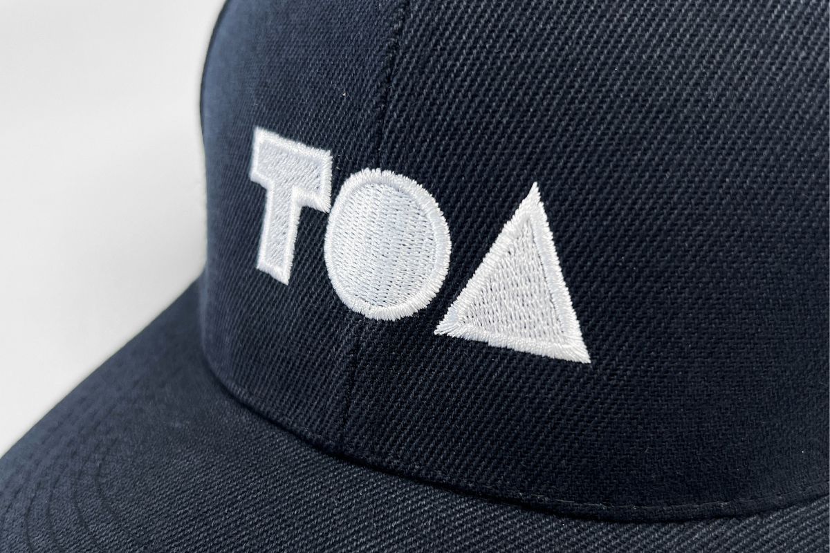 ️ TOA Berlin x MerchUp: czapki i bluzy na event - realizacje merchup.com