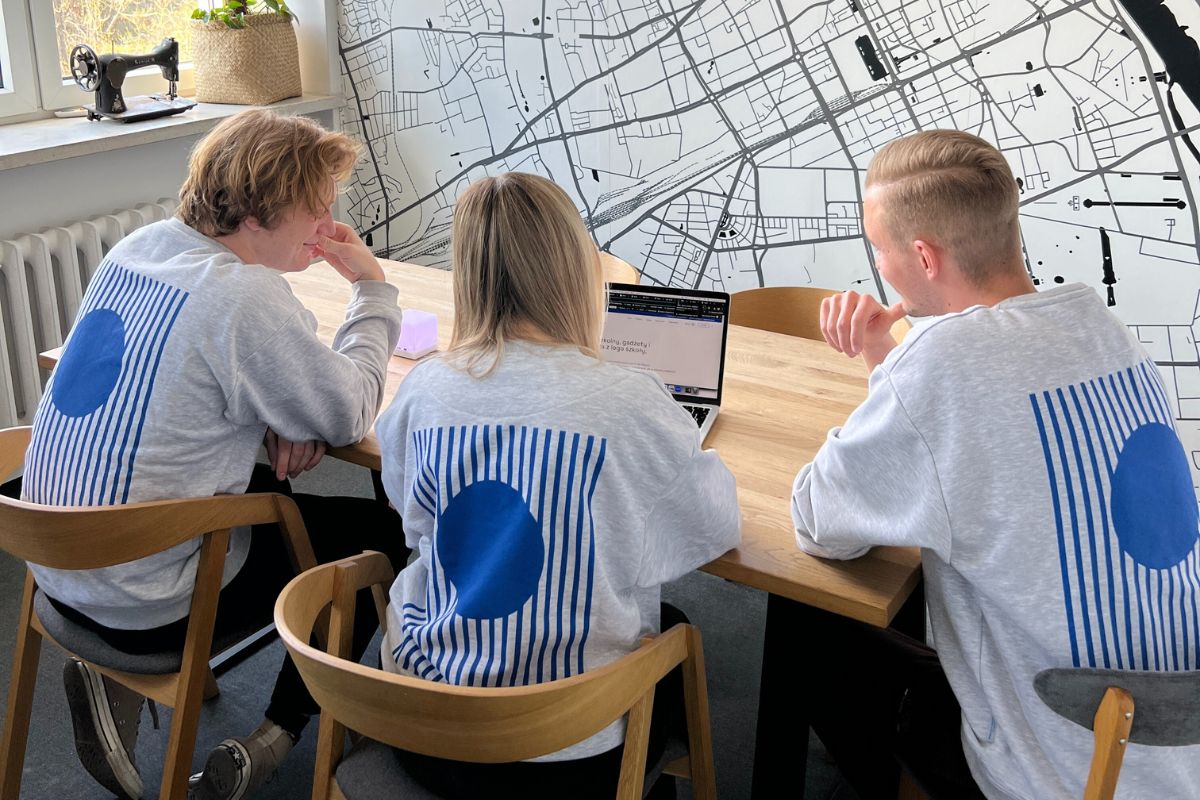 ️】Personalized corporate apparel on brand social media - blog merchup.com